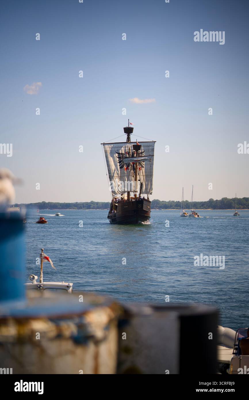 Beautiful sailing ship gracefully hi-res stock photography and images ...