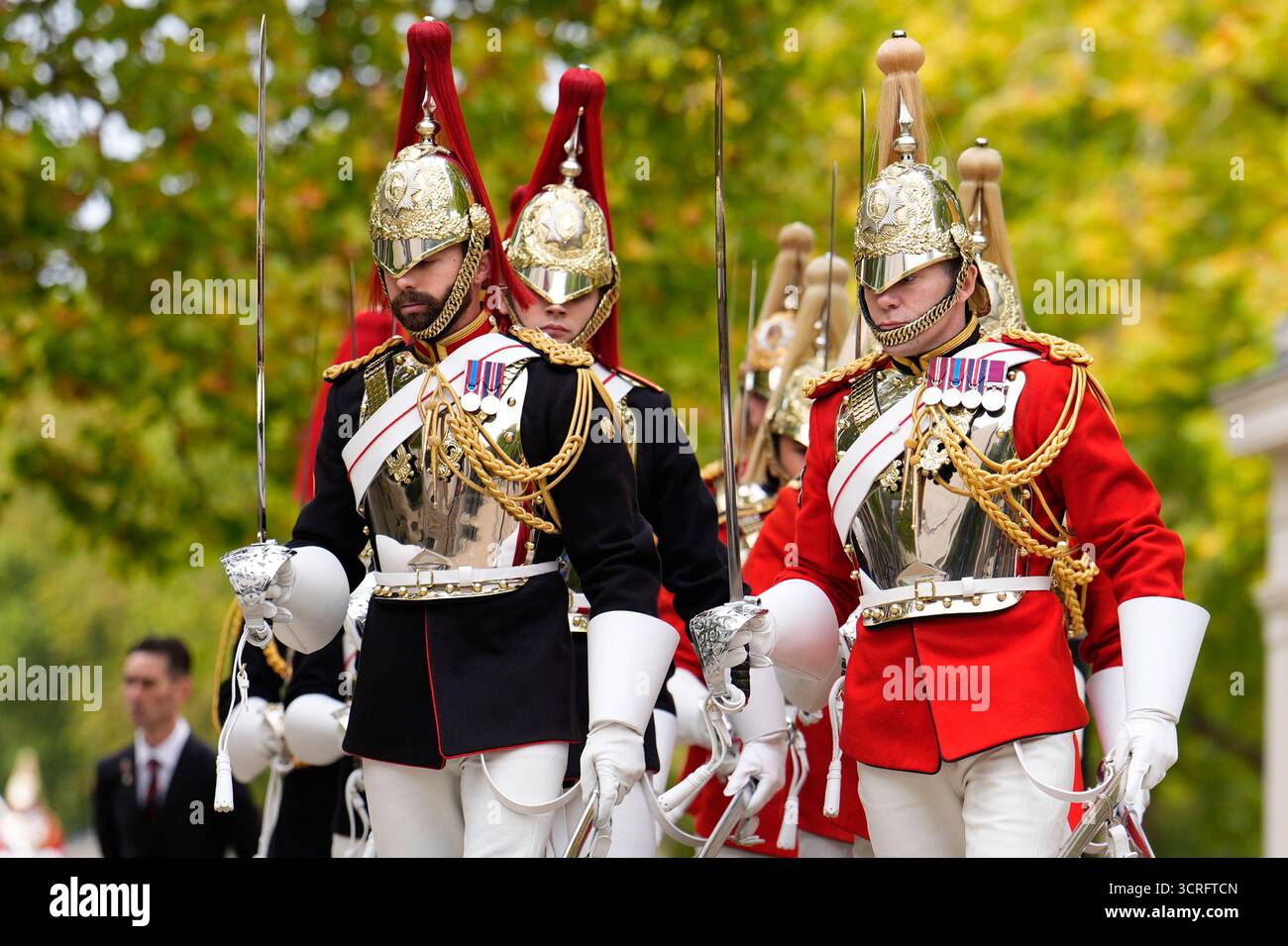 Members of The Life Guards (right) and the Blues and Royals at the ...
