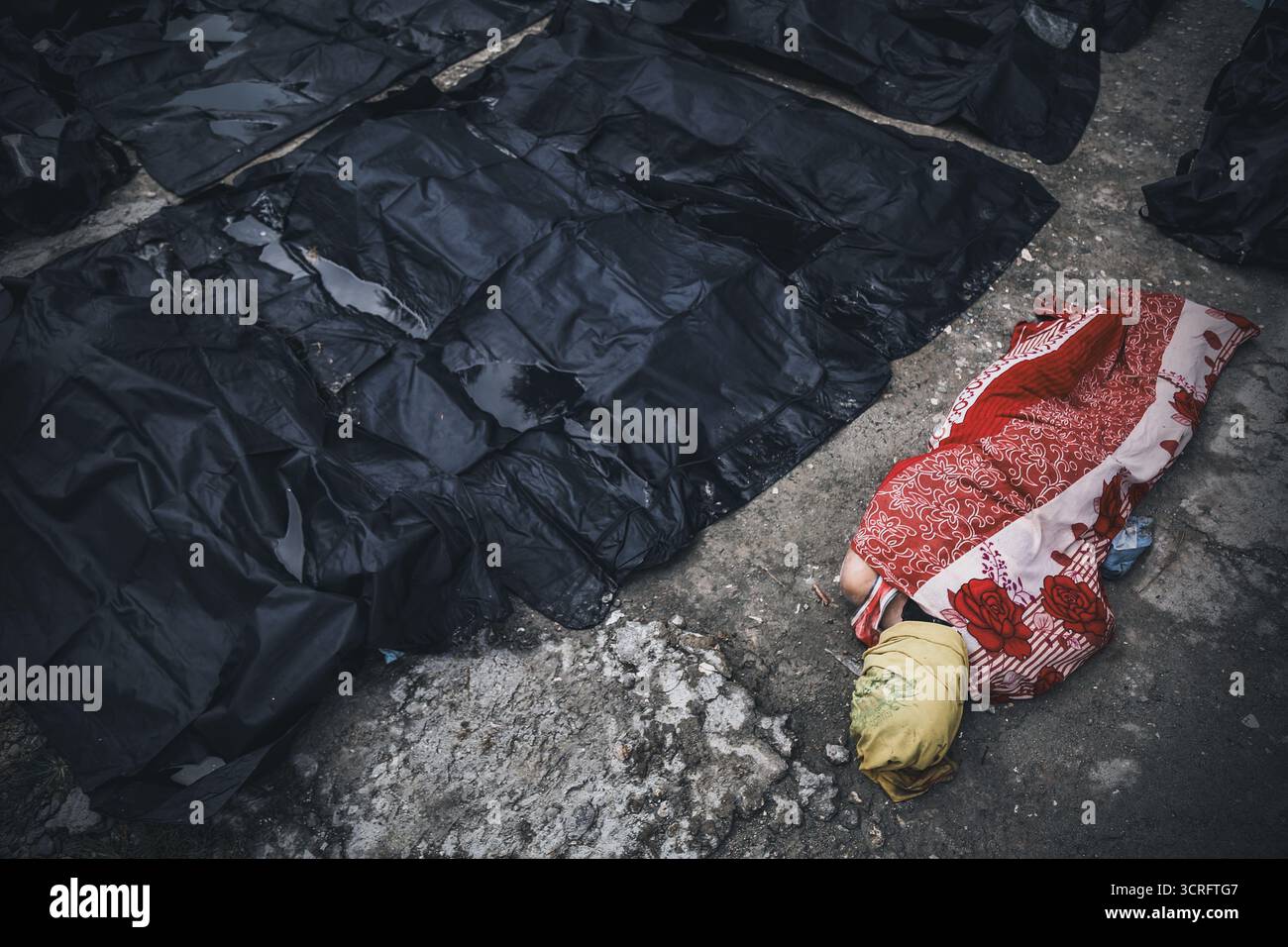 Bodies of victims of an earthquake lay outside Cebu Provincial Hospital ...