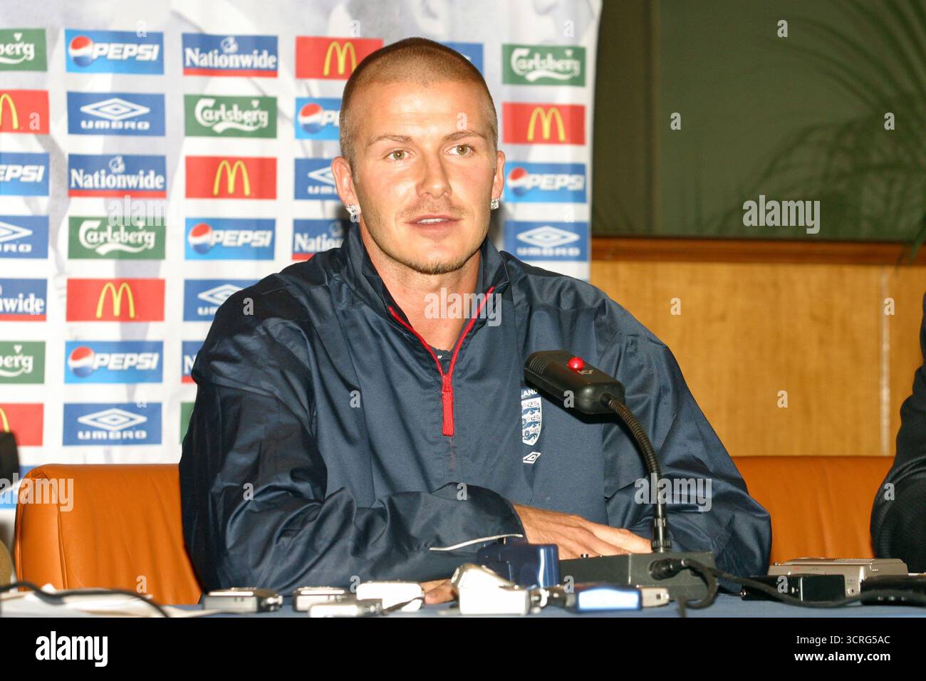 David beckham 2004 hi-res stock photography and images - Alamy