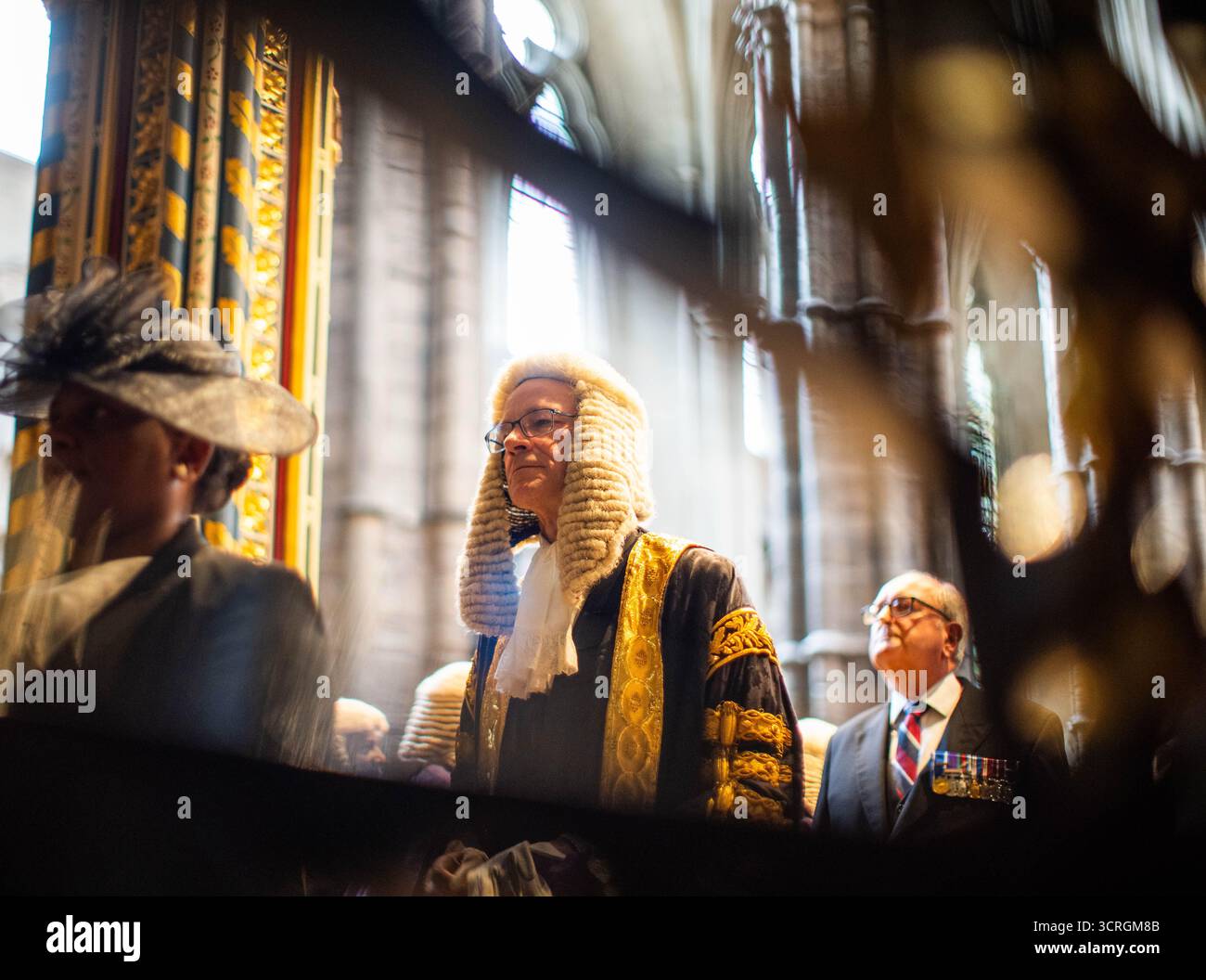 Judges and members of the legal profession arrive at Westminster Abbey ...
