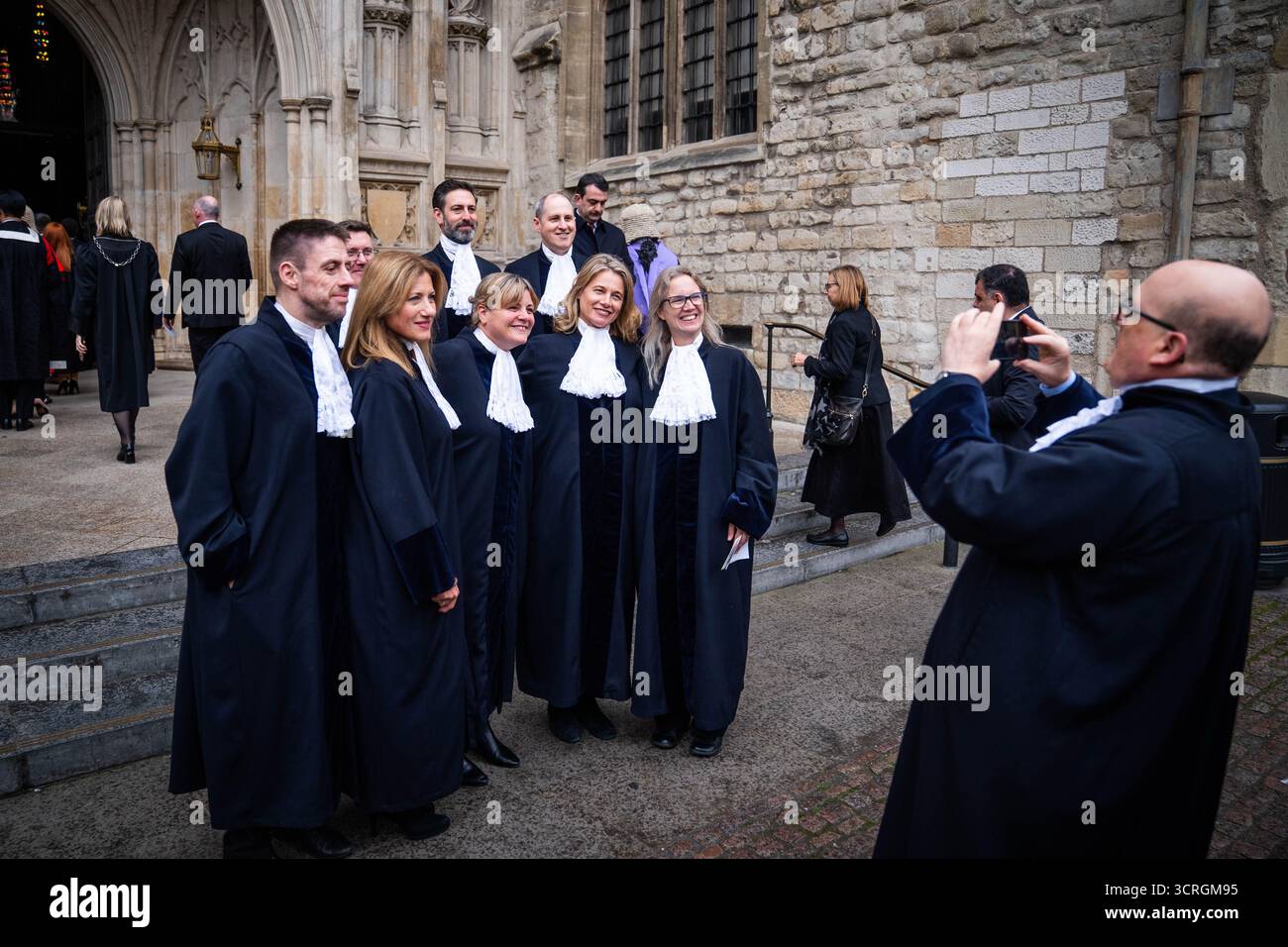 Judges and members of the legal profession arrive at Westminster Abbey ...