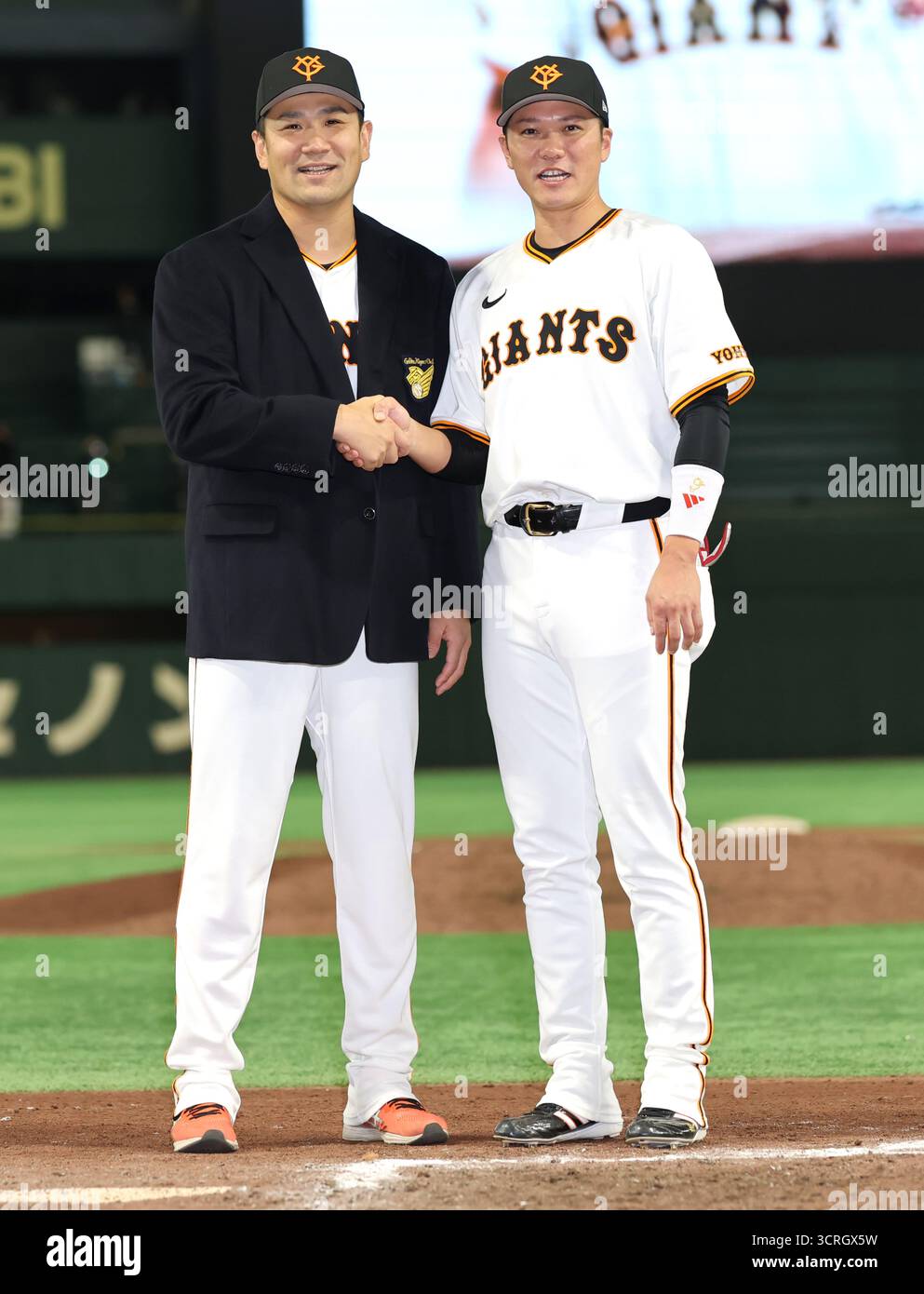 Yomiuri Giants' 200-win pitcher Masahiro Tanaka (L) poses for ...