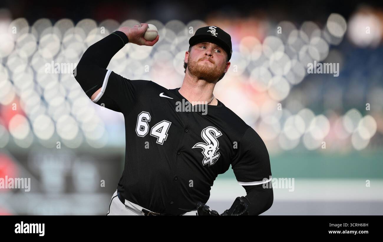Chicago White Sox starting pitcher Shane Smith (64) in action during a ...