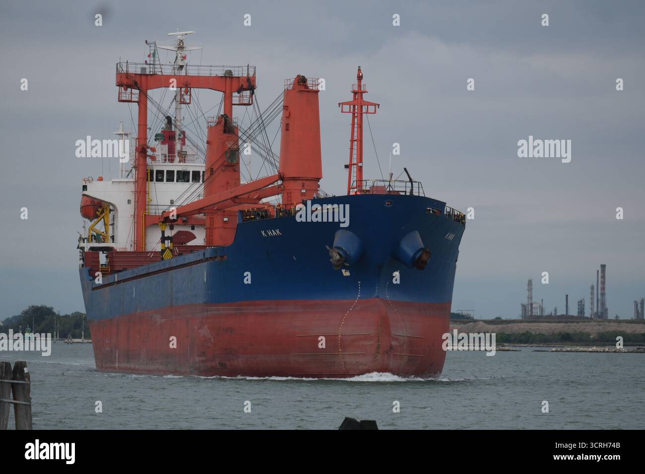 Merchant cargo container ships hi-res stock photography and images - Alamy