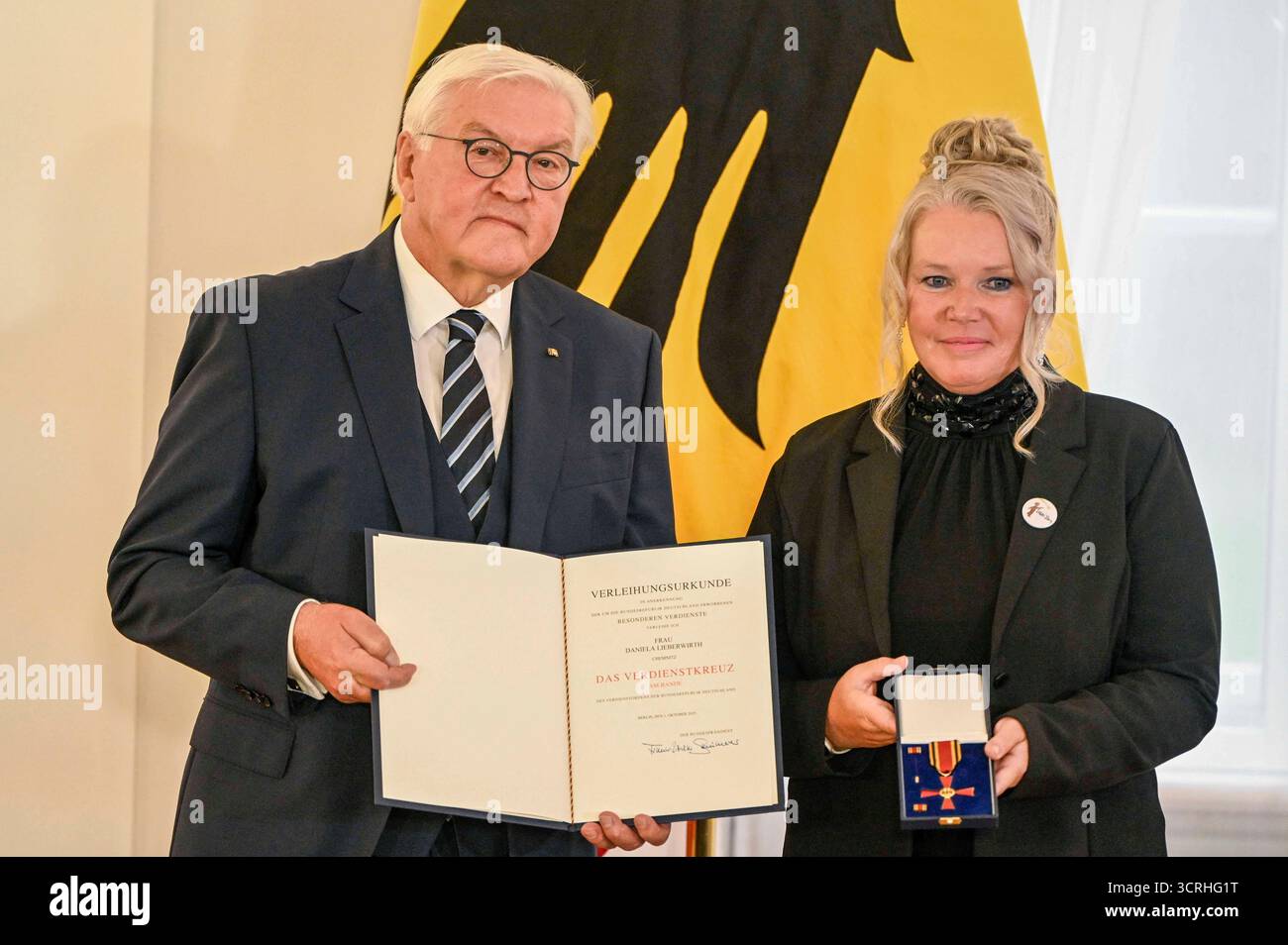 abb Daniela Lieberwirth bekommt den Verdienstorden mit Urkunde der ...