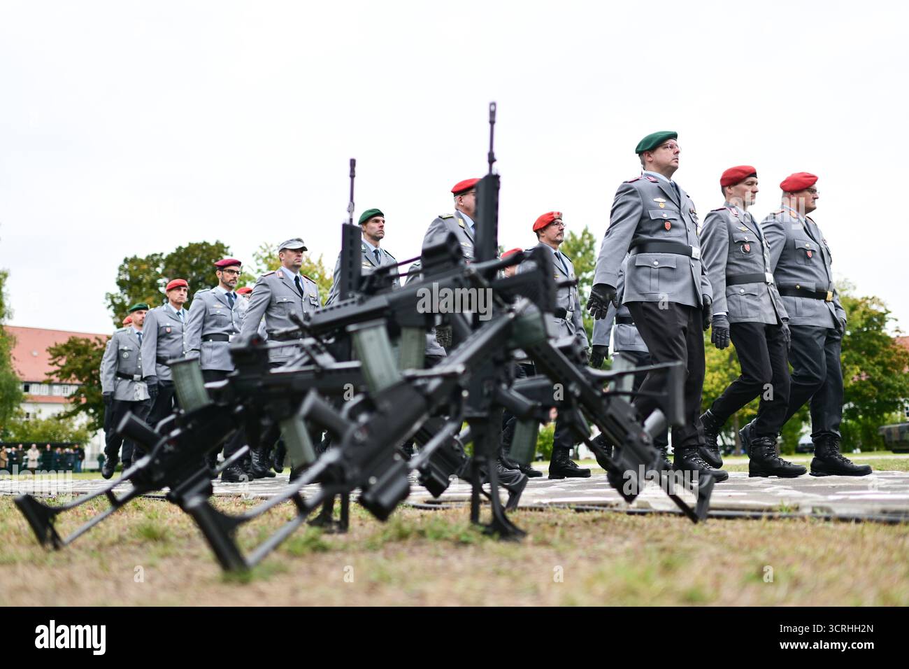 Strausberg, Germany. 01st Oct, 2025. Soldiers walk on the roll call ...