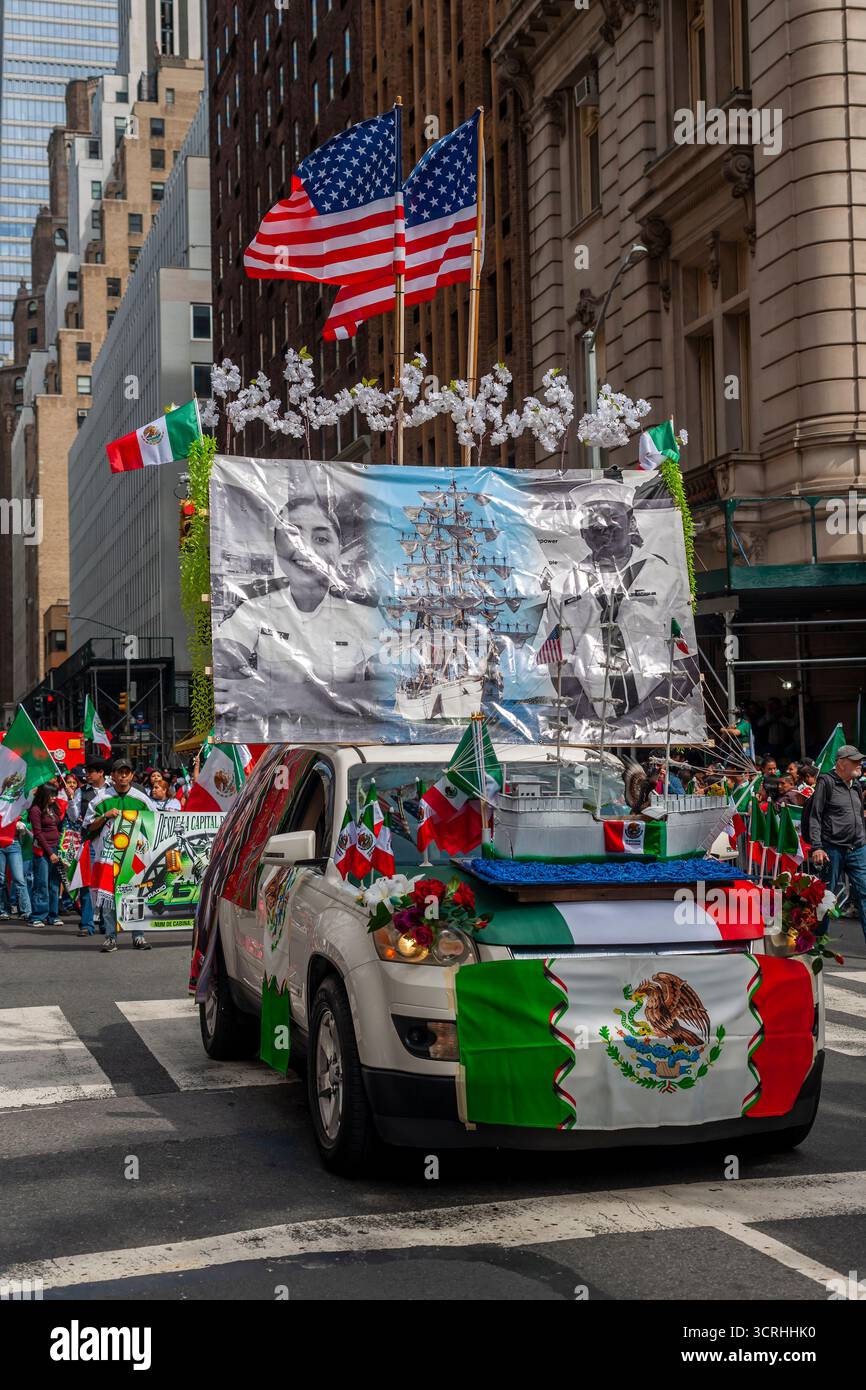 Float parade mexico hi-res stock photography and images - Alamy