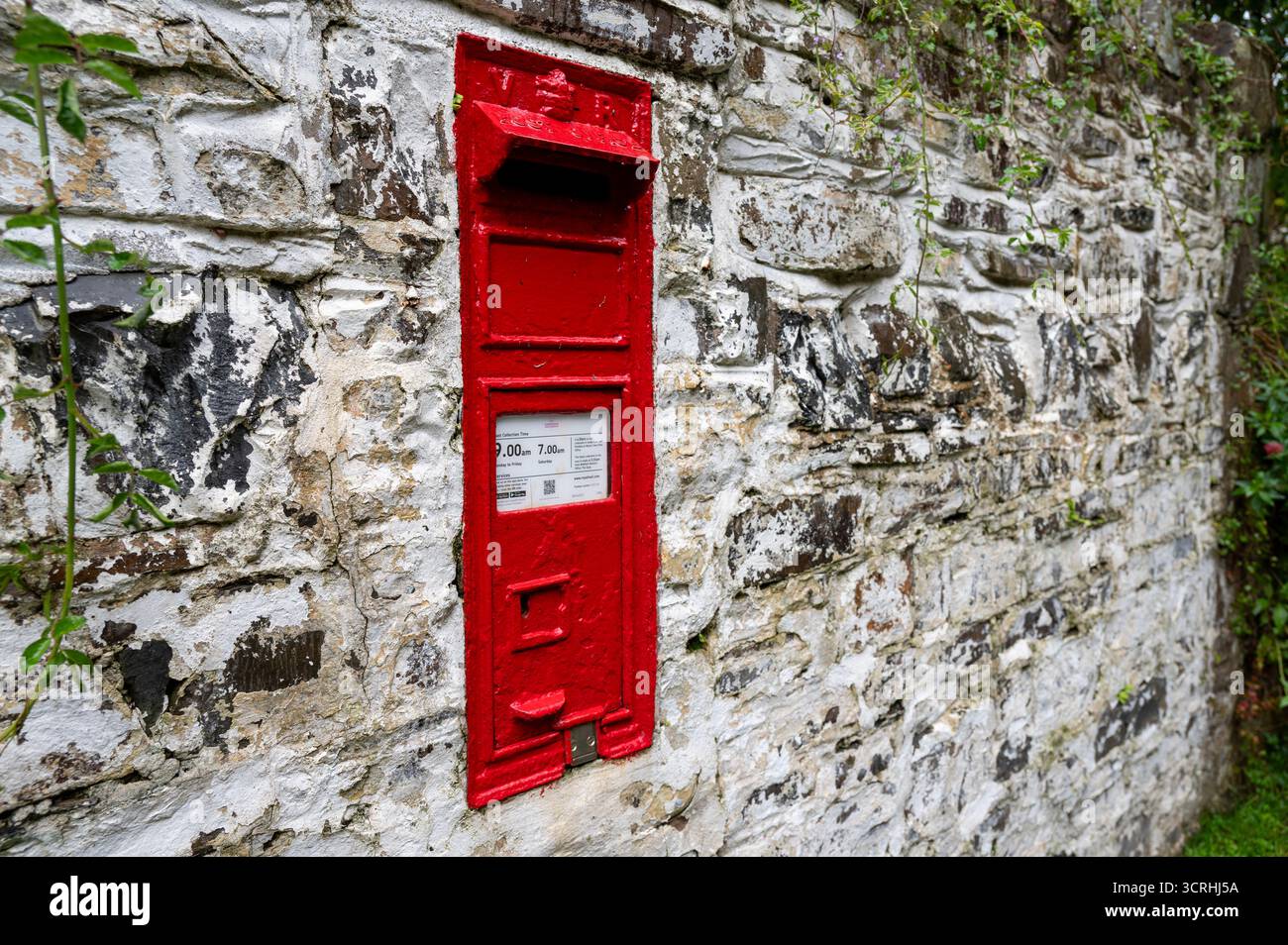 Victorian wall-mounted letter box Stock Photo - Alamy