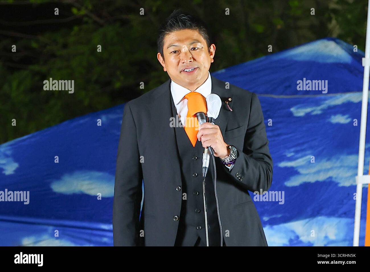 Sanseito leader Kamiya gives street speech in Shinagawa Station -JPN ...