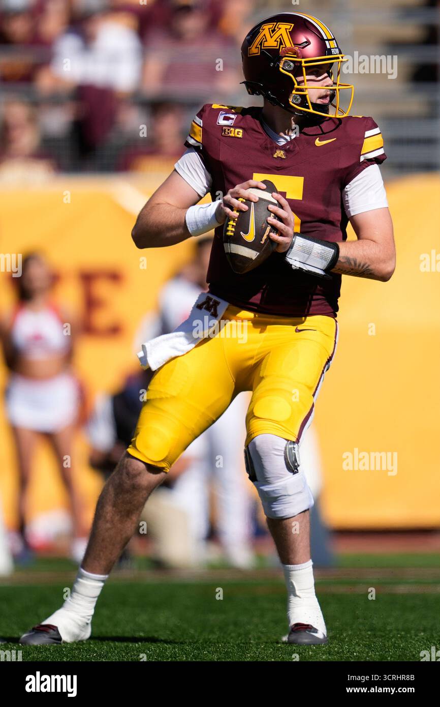 Minnesota quarterback Drake Lindsey (5) looks to pass during the first ...