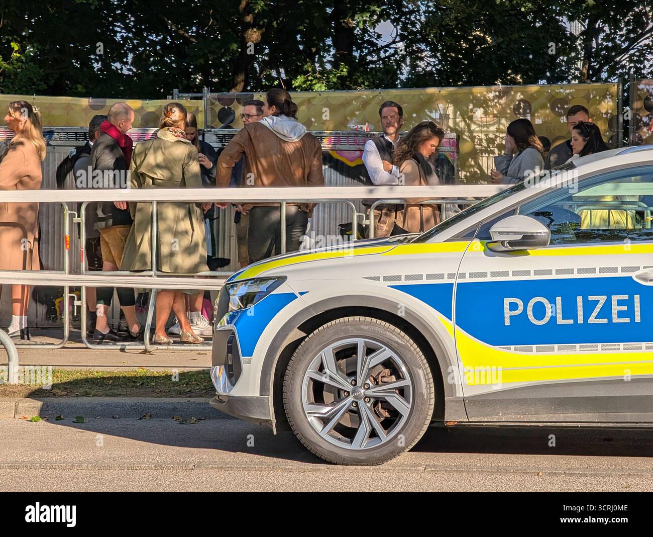 Munich, Germany. 01st Oct, 2025. Police and security forces monitor ...