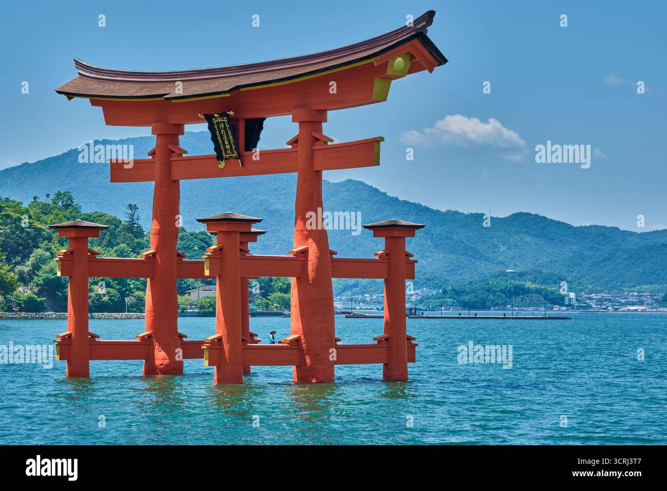 Itsukushima Shrine floating torii gate at Miyajima Island, Japan ...