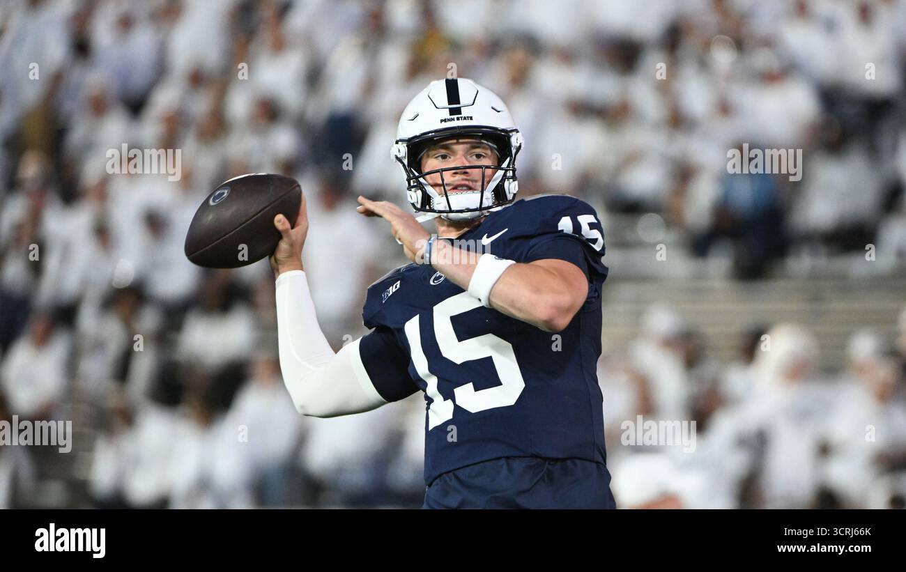 Penn State quarterback Drew Allar (15) warms up against Oregon during ...