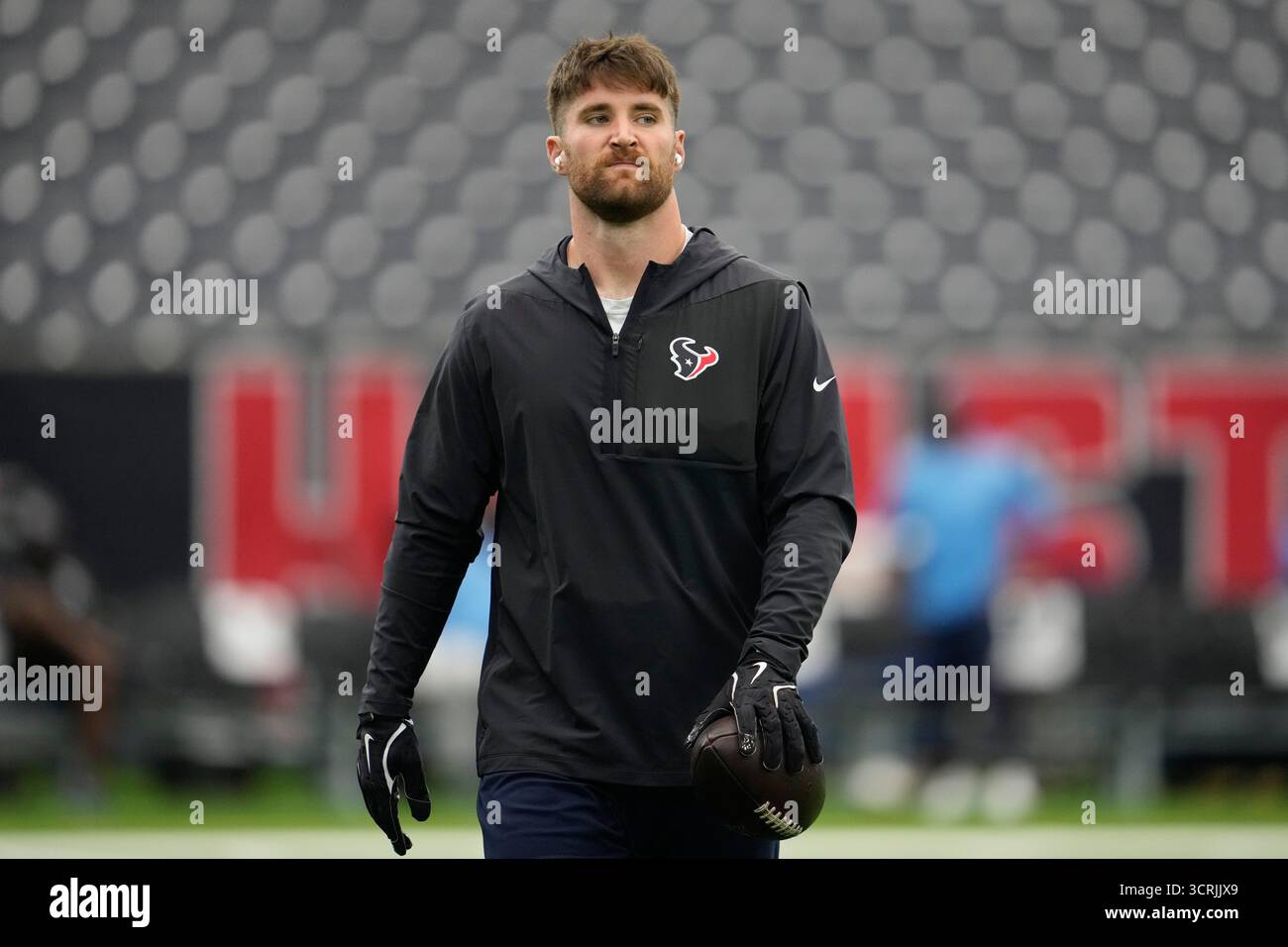 Houston Texans tight end Dalton Schultz warms up before an NFL football ...