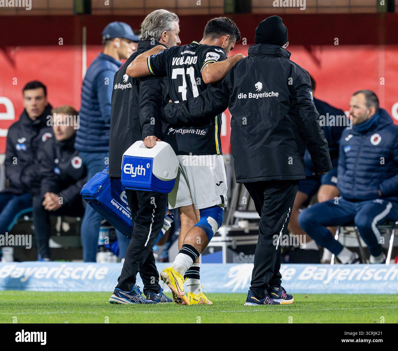 Kevin volland tsv 1860 münchen muss verletzt vom platz hi-res stock ...