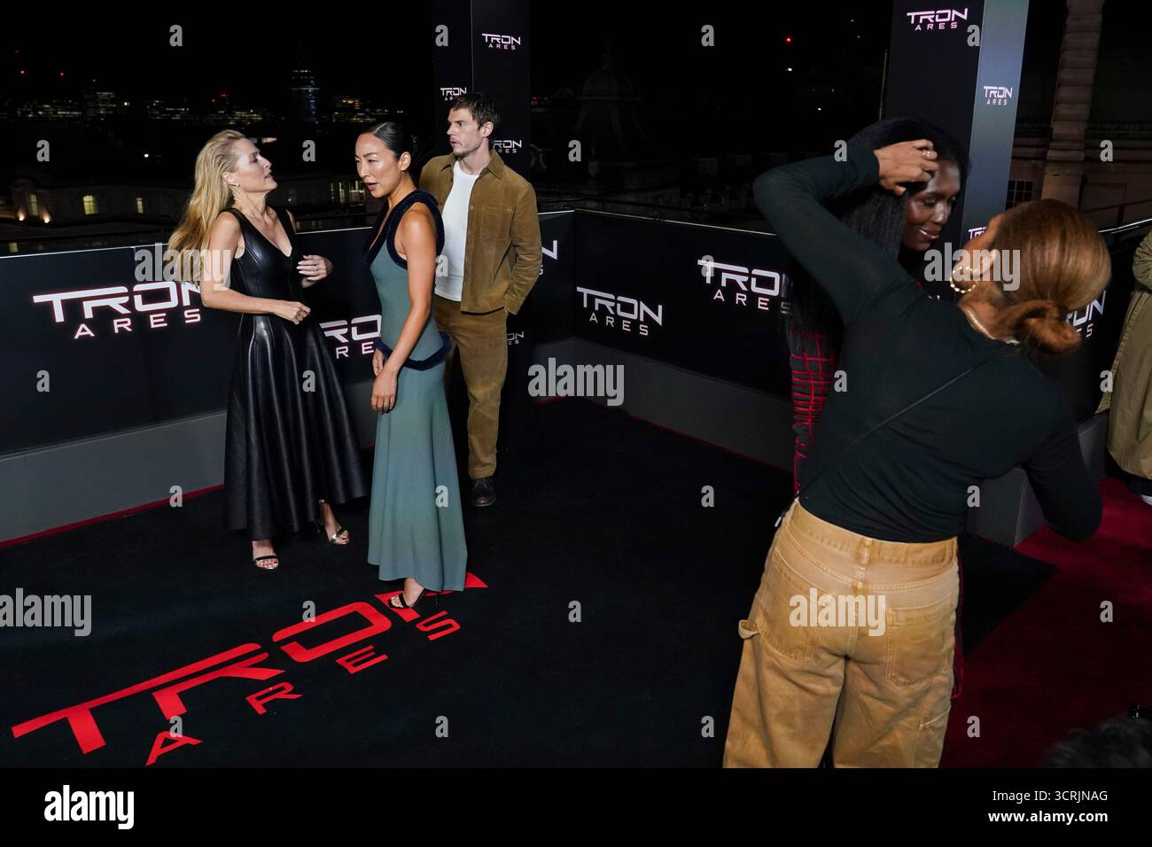 Gillian Anderson, Greta Lee, Evan Peters and Jodie Turner-Smith pose ...
