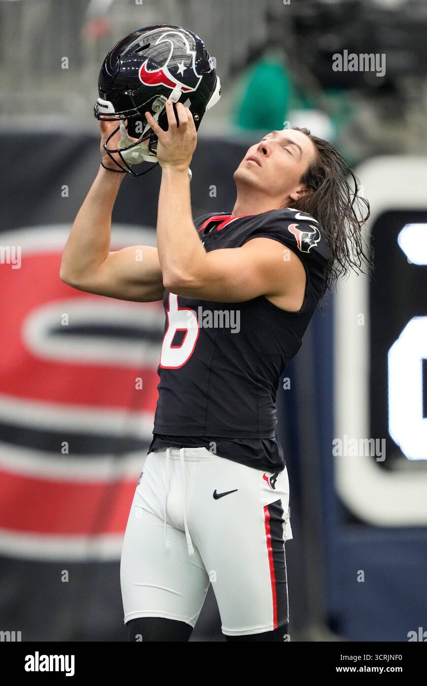 Houston Texans punter Tommy Townsend warms up before an NFL football ...