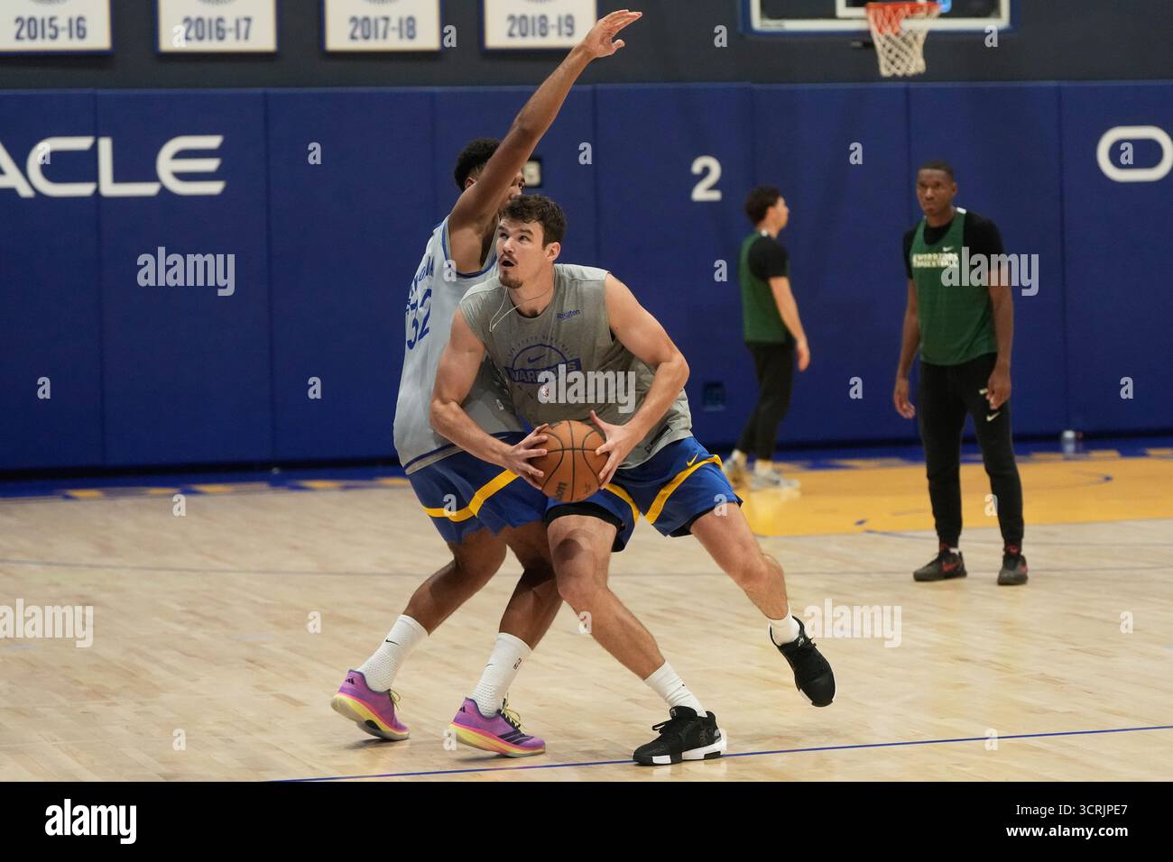 Golden State Warriors forward Trayce Jackson-Davis, left, and center ...