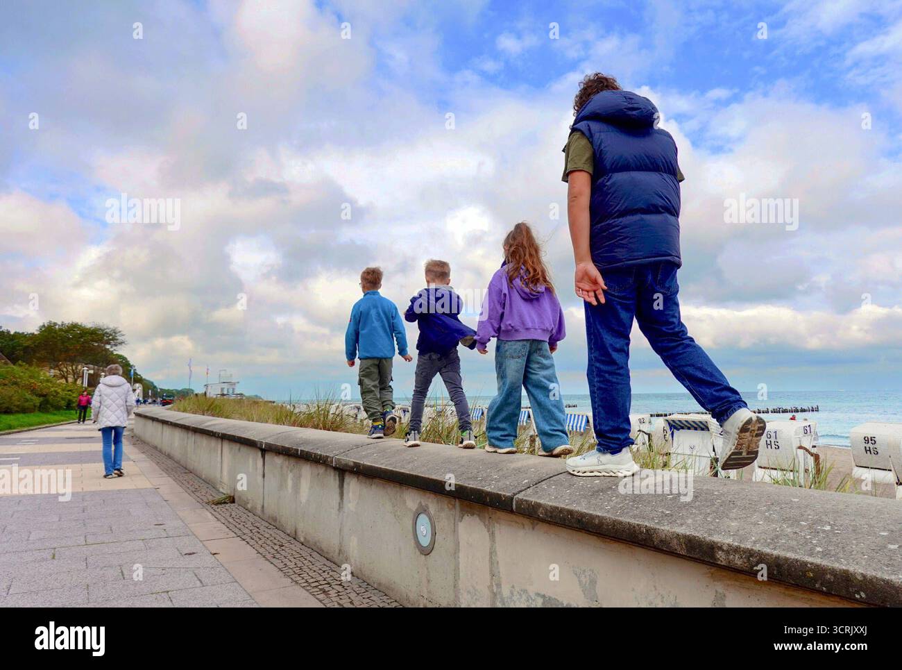 Vater mit Kinder auf der Kai Mauer vor Kühlugsborn-Ostsee am 17.09.2025 ...