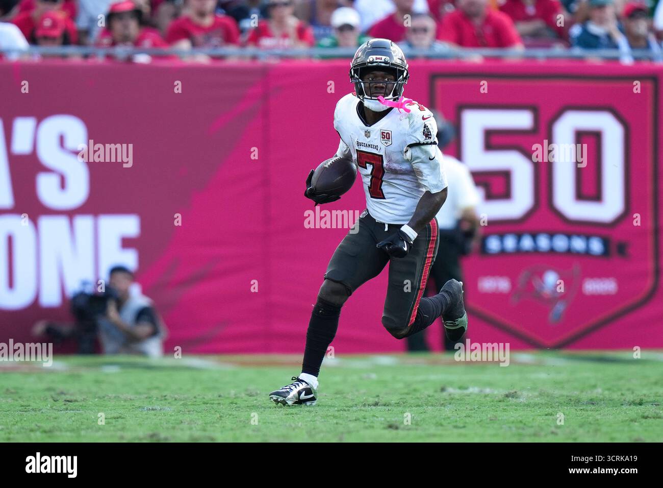 Tampa Bay Buccaneers running back Bucky Irving (7) rushes with the ball ...