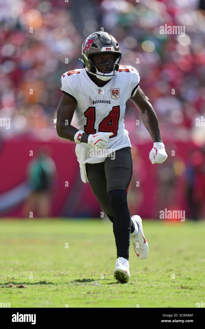 Tampa Bay Buccaneers wide receiver Chris Godwin Jr. (14) runs a ...
