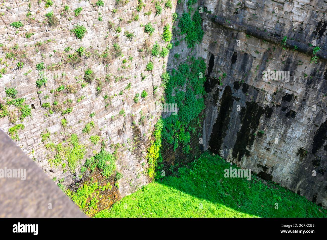 Deep stone walled moat hi-res stock photography and images - Alamy