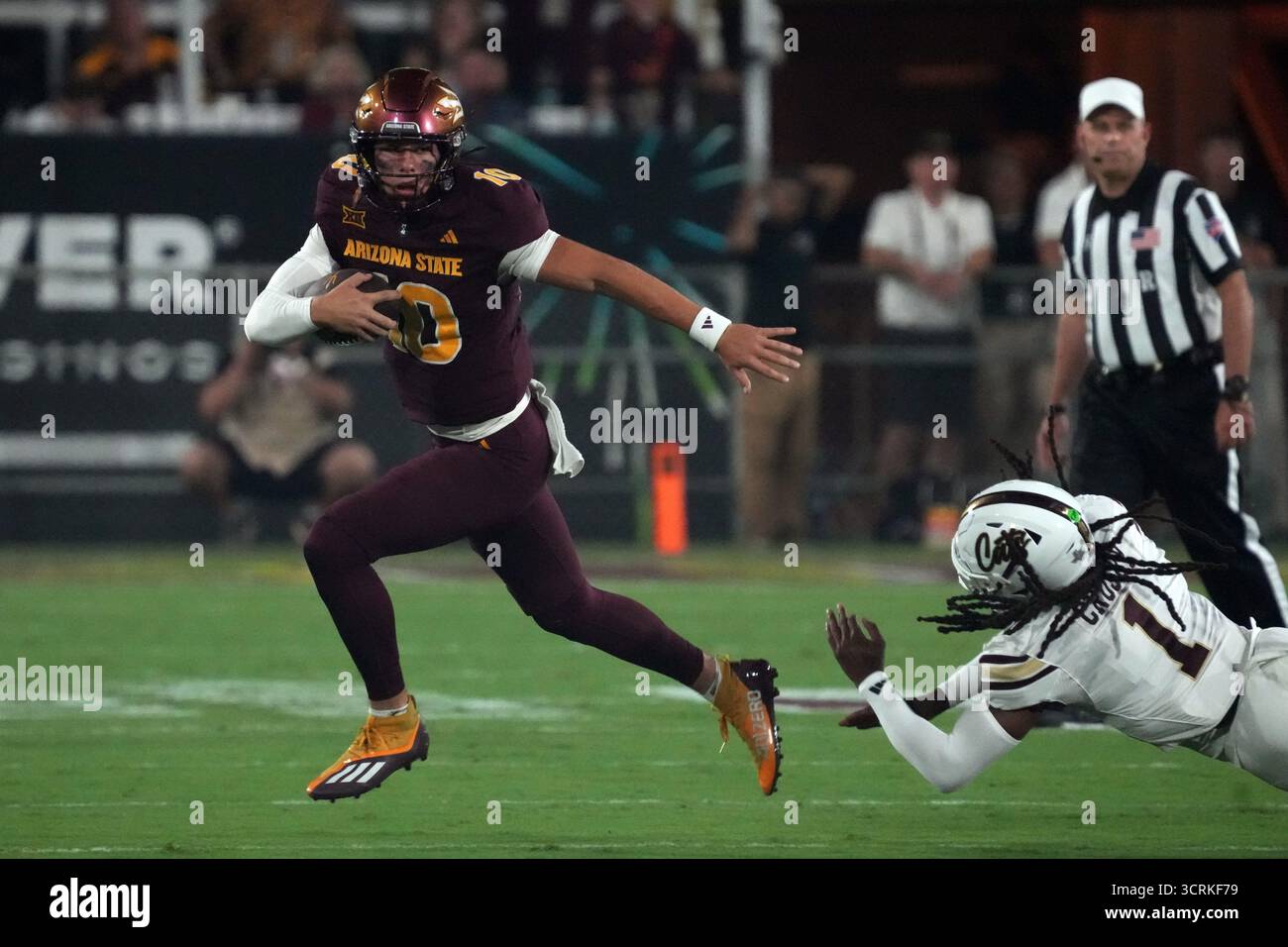 Arizona State quarterback Sam Leavitt (10) in the first half of an NCAA ...