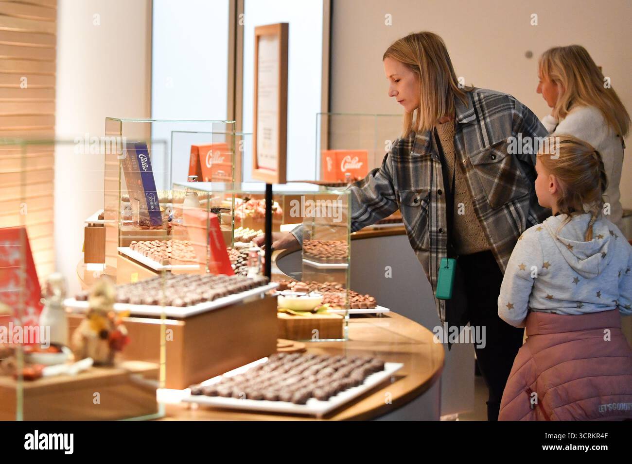 (251002) -- BROC, Oct. 2, 2025 (Xinhua) -- Visitors try chocolates at ...