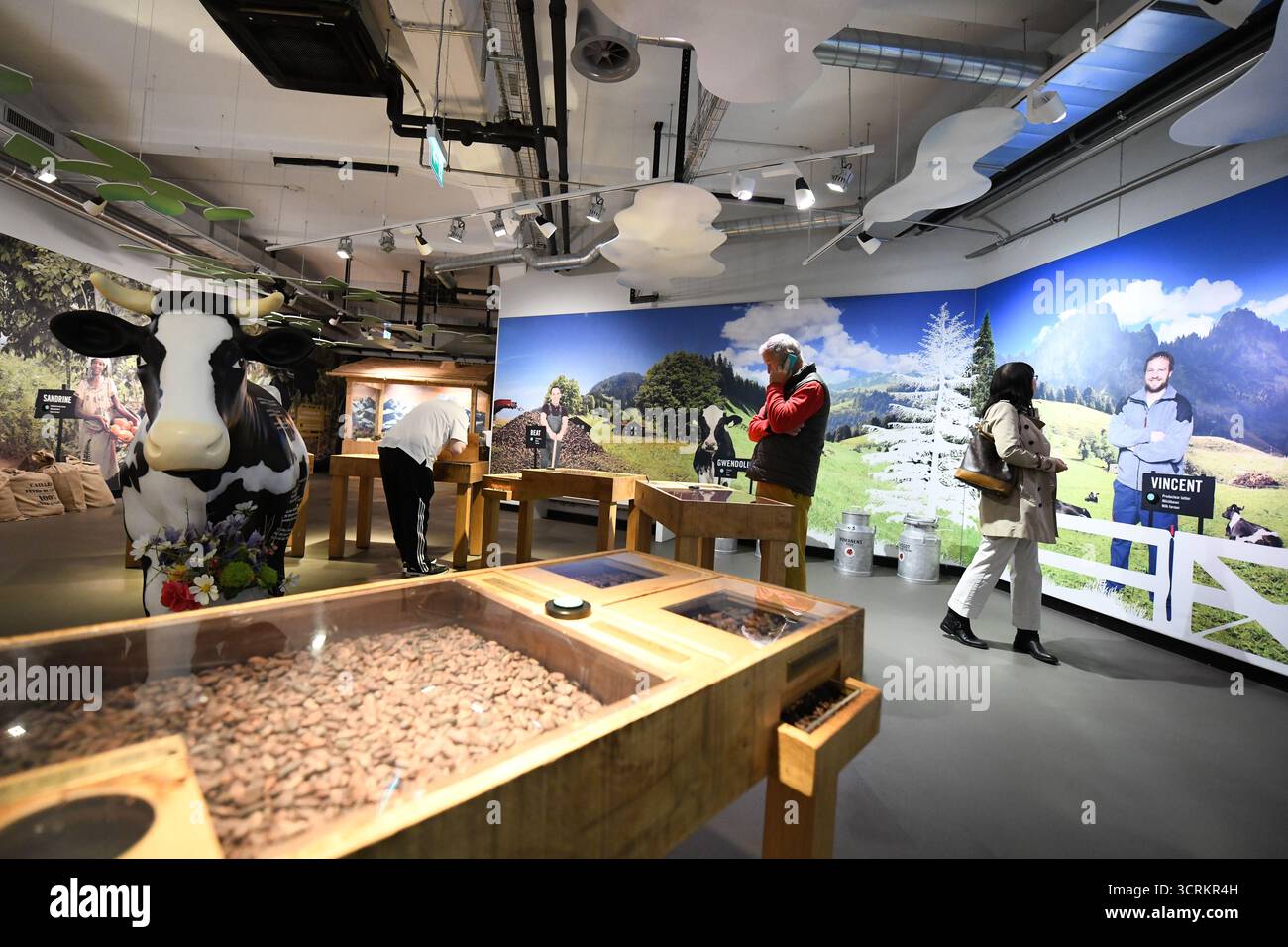 (251002) -- BROC, Oct. 2, 2025 (Xinhua) -- People visit the Maison ...