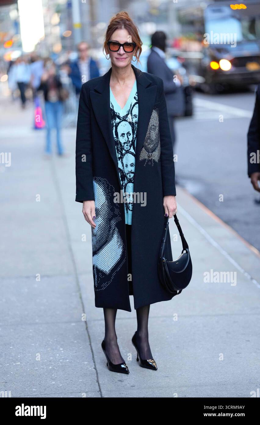 Photo by: zz/XNY/STAR MAX/IPx 2025 10/1/25 Julia Roberts is seen on ...