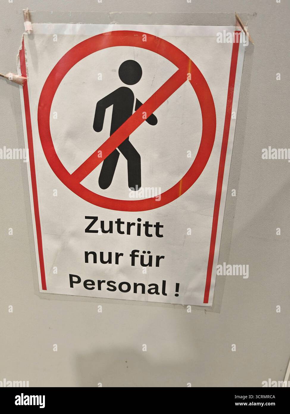 no trespassing sign at construction site, forbidden to enter premises ...