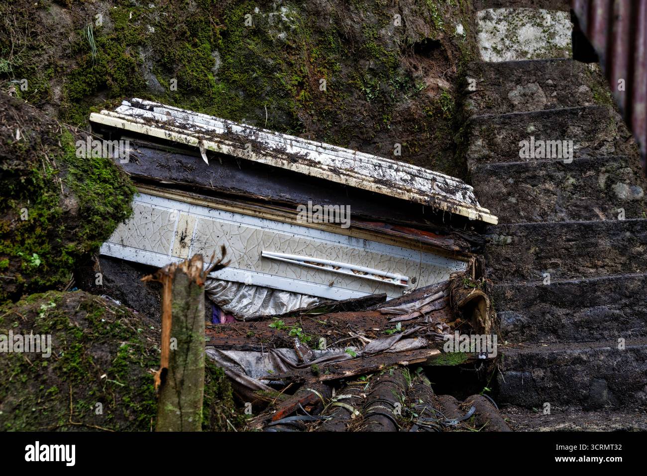 Old tombs in toraja hi-res stock photography and images - Alamy