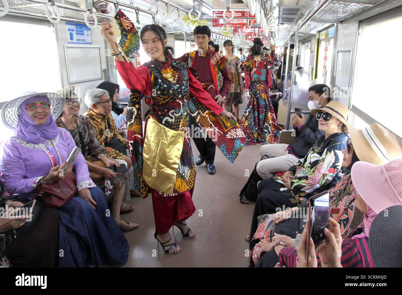 Surakarta, Indonesia. 2nd Oct, 2025. Students wearing batik stage a ...
