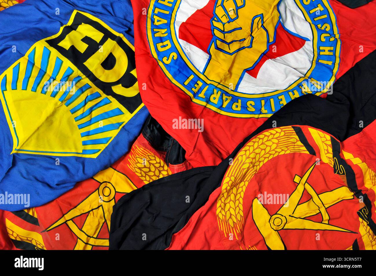 Relikte der DDR, originale alte DDR-Fahnen aus der Zeit um 1980, FDJ ...