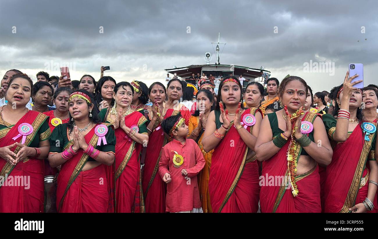 Myanmar Hindu devotees take part in the last day of the 'Durga Puja ...