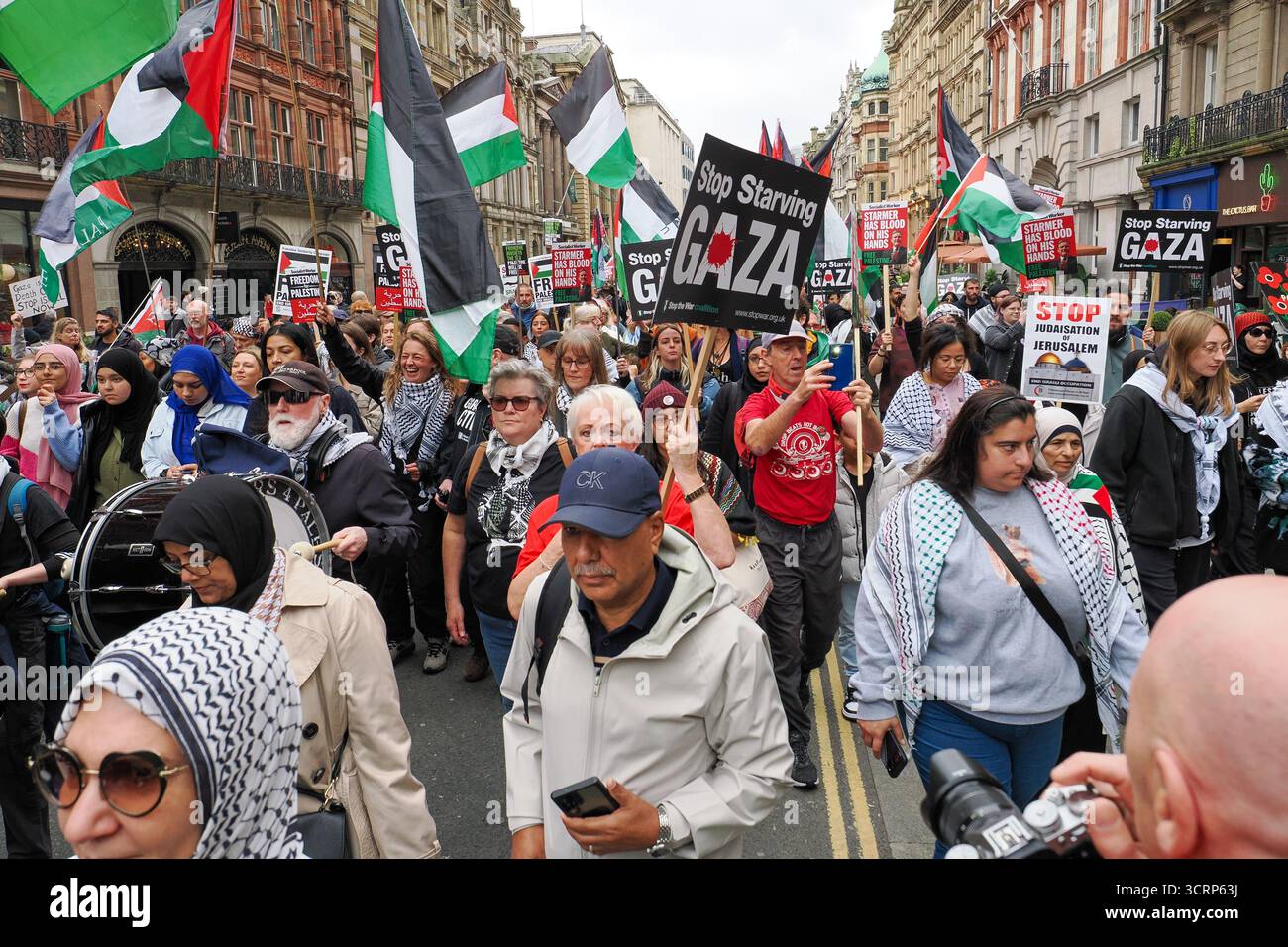 27 September 2025, UK, Liverpool, St George's Plateau. Thousands join ...