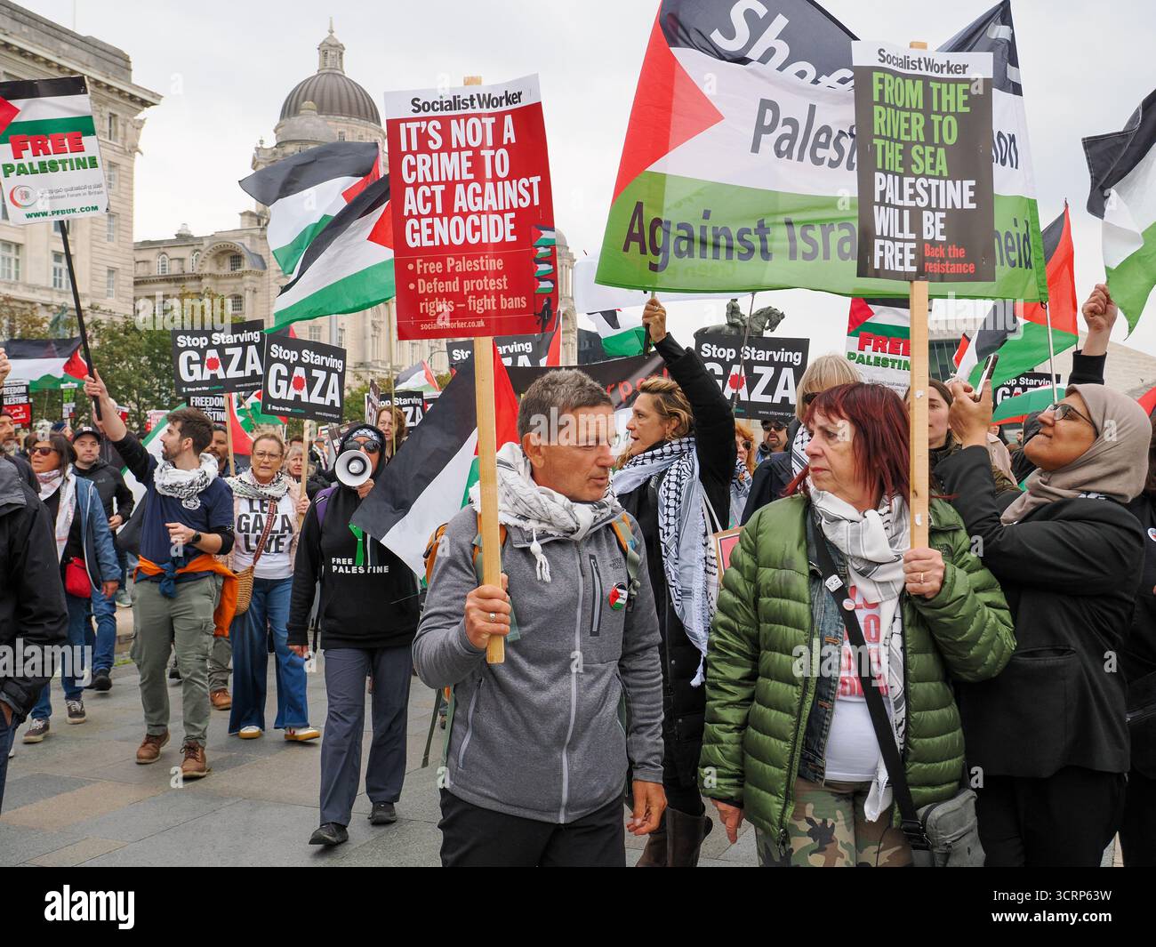 27 September 2025, UK, Liverpool, St George's Plateau. Thousands join ...