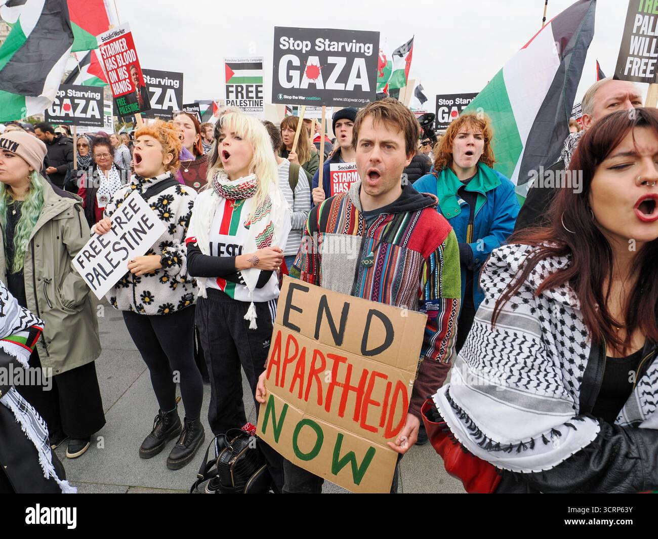 27 September 2025, UK, Liverpool, St George's Plateau. Thousands join ...
