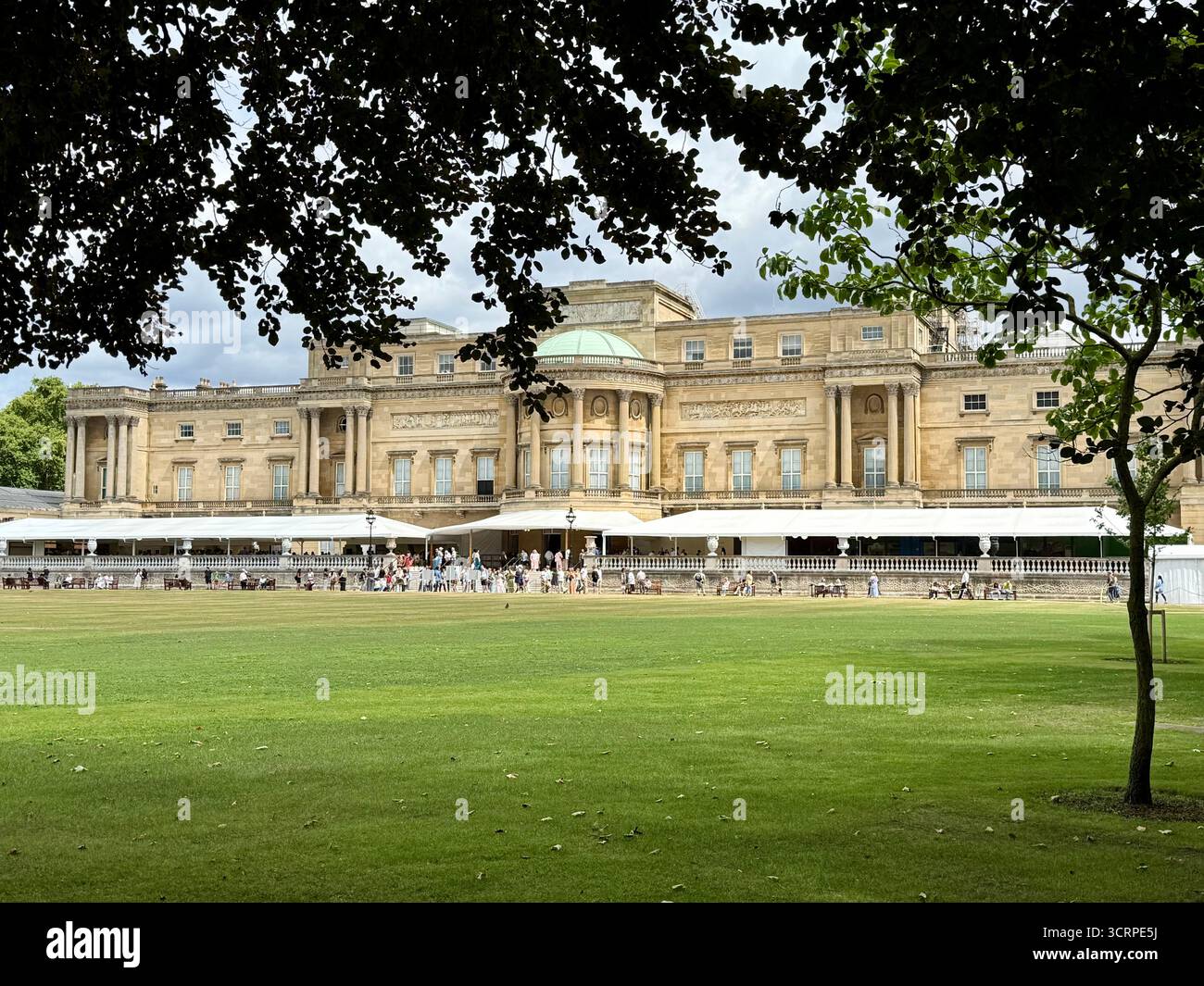 Buckingham Palace back view from gardens Stock Photo - Alamy