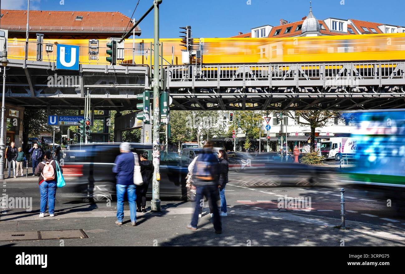 Schlesisches Tor Straßenszene am U-Bahnhof Schlesisches Tor, gelber U ...