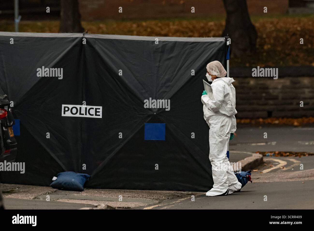 Manchester, UK. 02nd Oct, 2025. A forensic police officer analyses ...