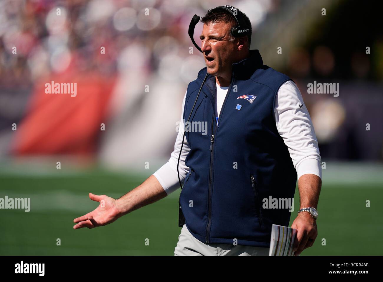 New England Patriots head coach Mike Vrabel during an NFL football game ...
