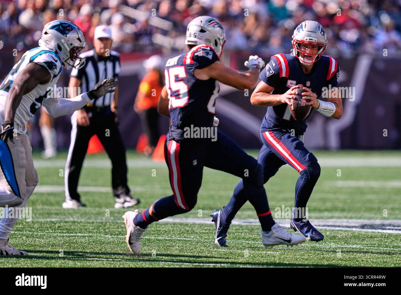 New England Patriots quarterback Drake Maye (10) runs as tight end ...