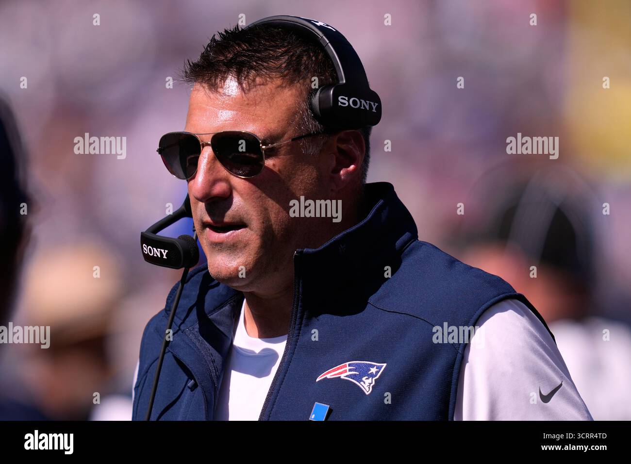 New England Patriots head coach Mike Vrabel during an NFL football game ...