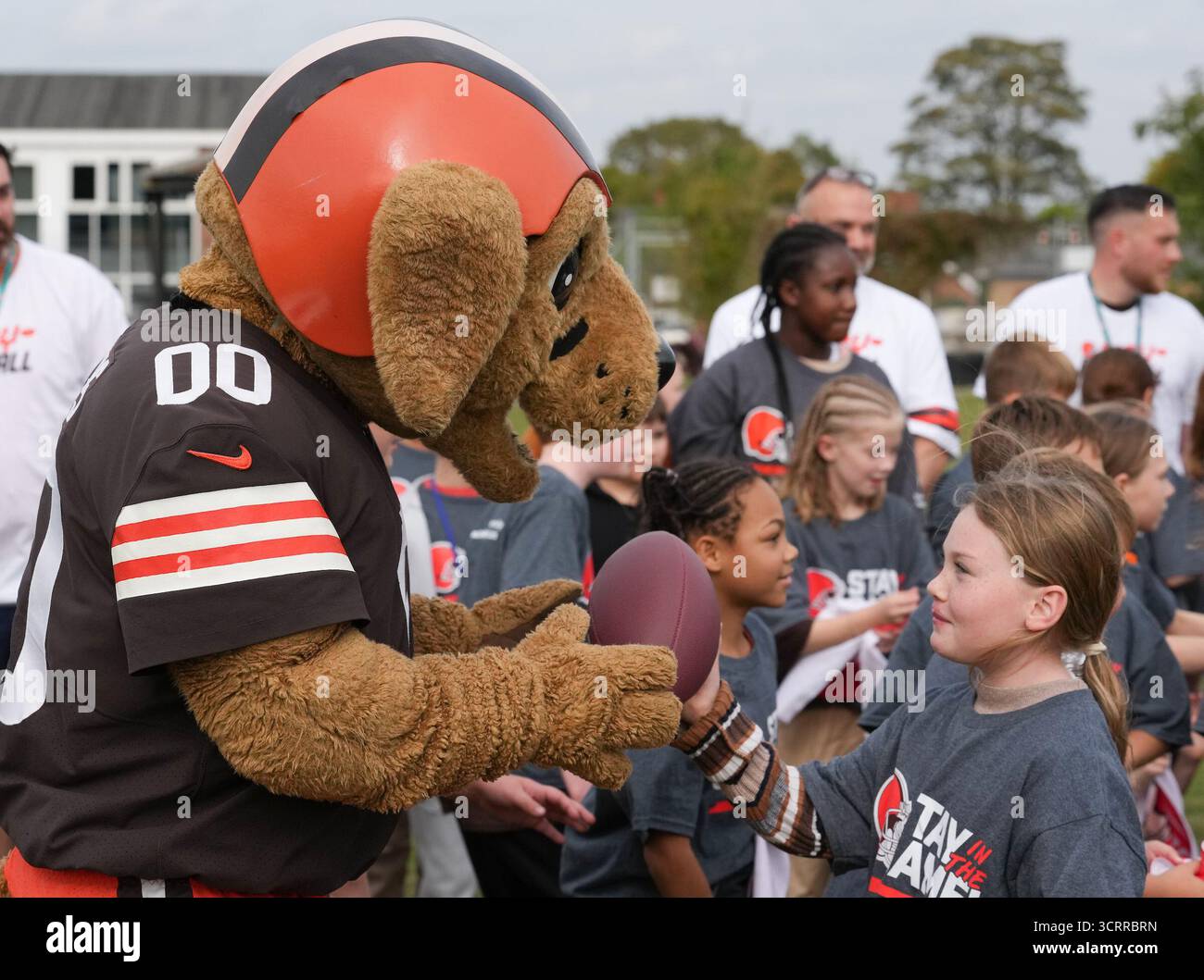 Former Cleveland Browns Tight End Gary Barnidge and mascot Chomps at ...