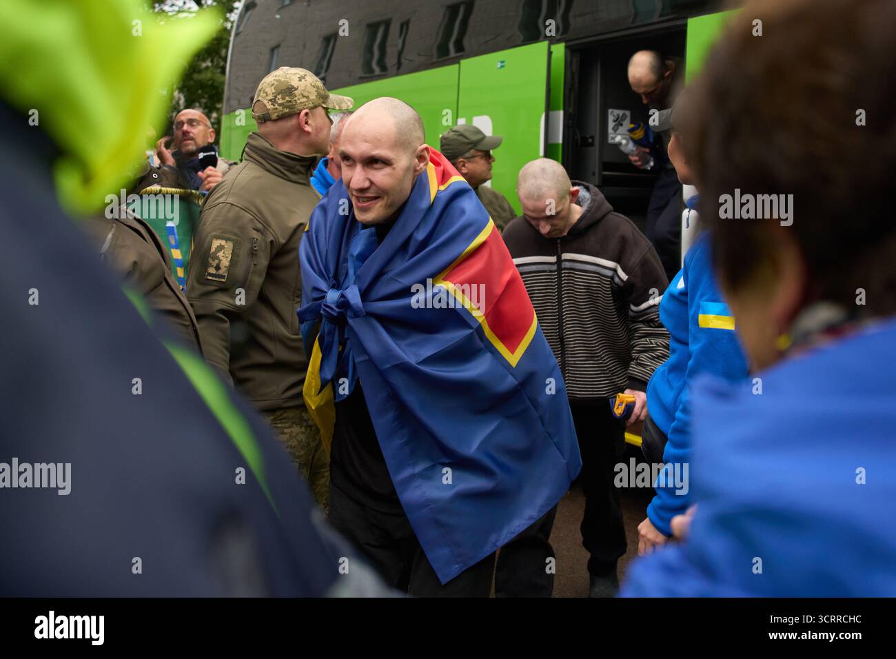 Ukrainian soldiers returning from Russian captivity get off the bus ...