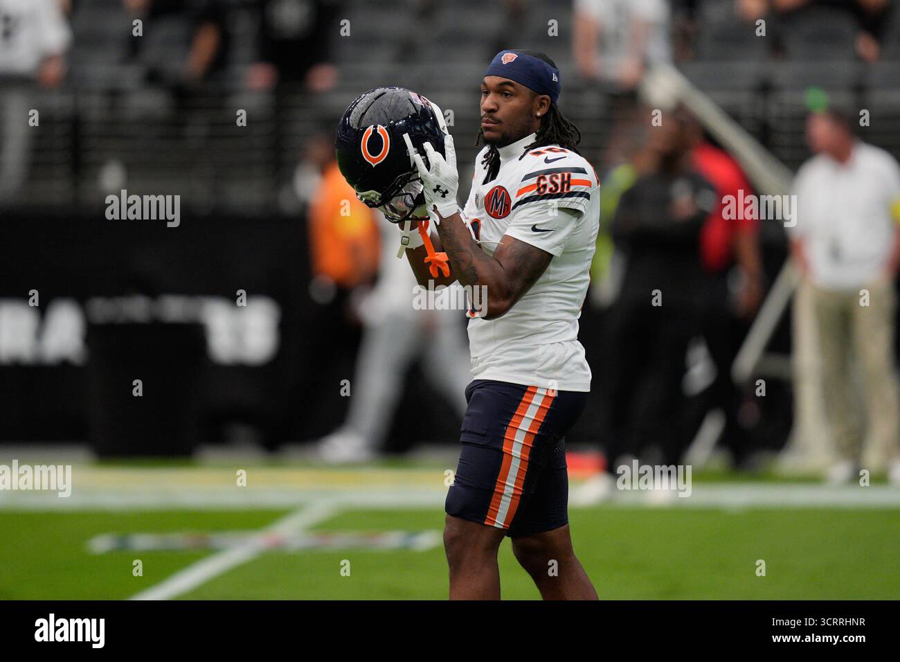 Chicago Bears wide receiver Luther Burden III (10) warms up before an ...