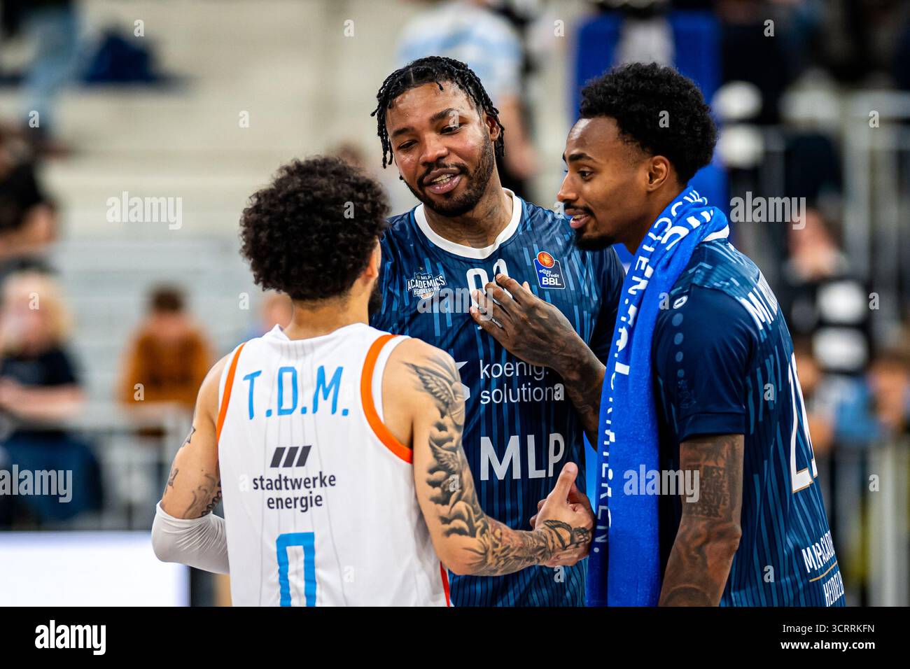 Michael Weathers (20; MLP) und Marcus Weathers (0; MLP) im Gespr?ch mit ...