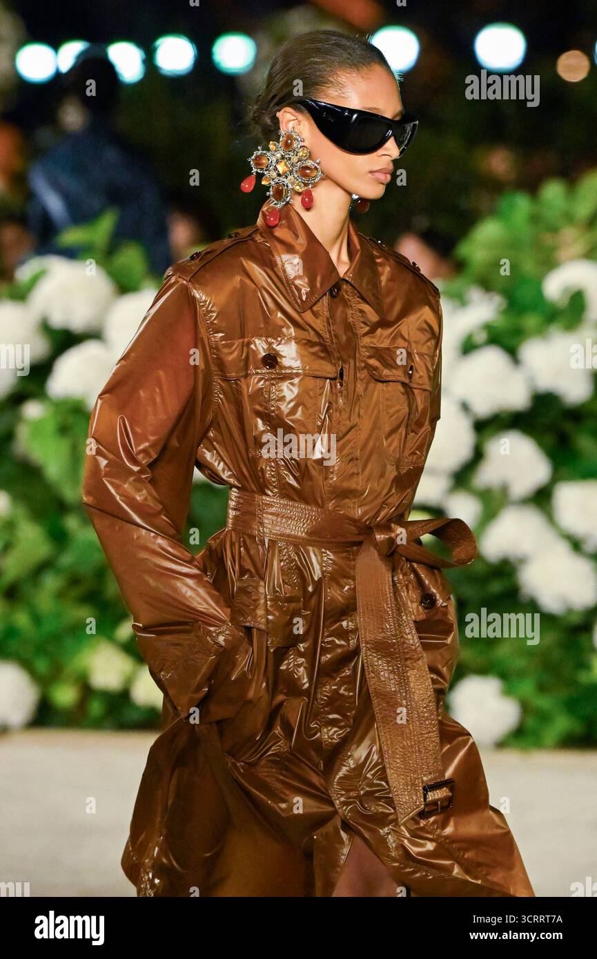 Ysl catwalk hi-res stock photography and images - Alamy